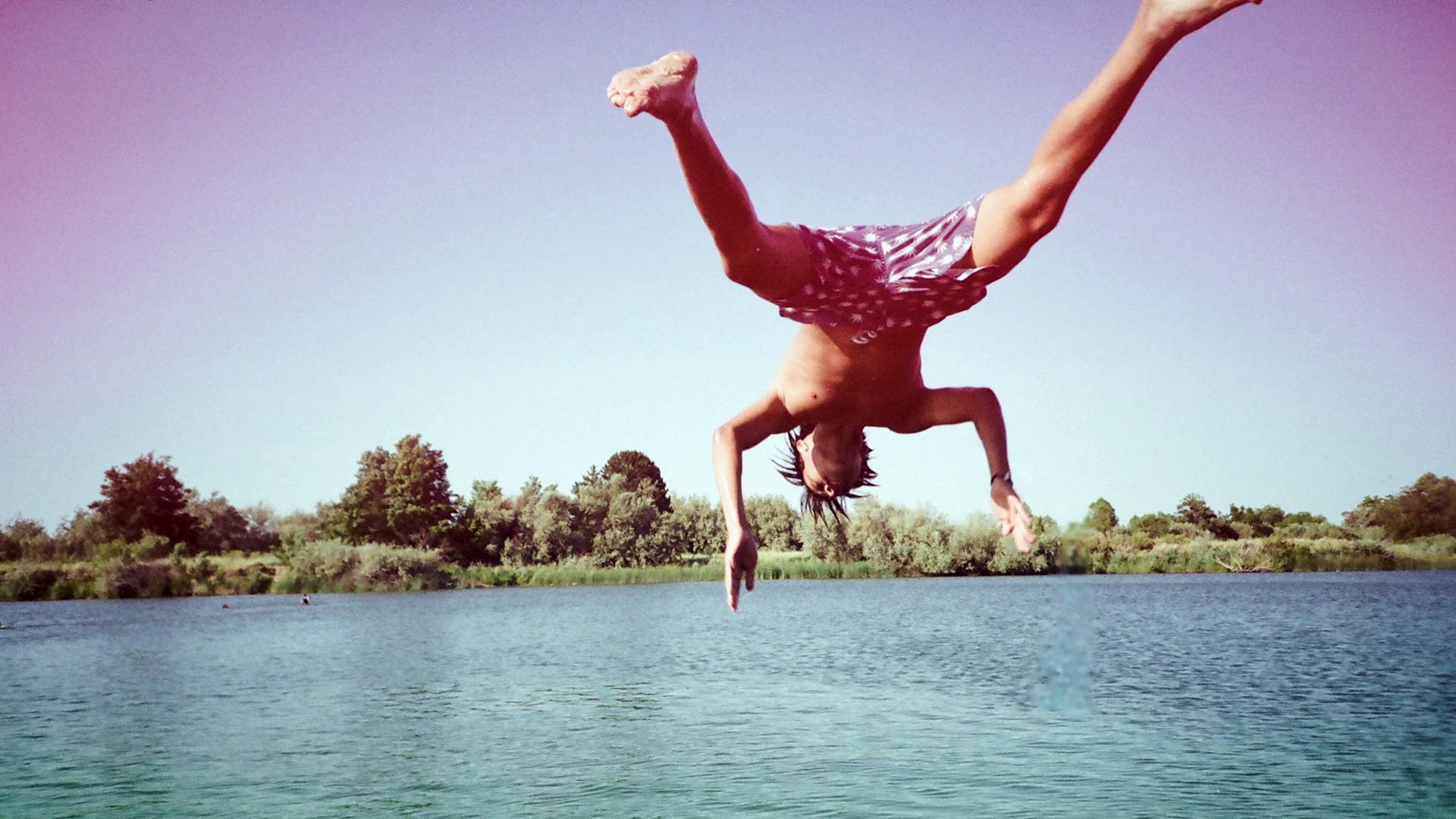 Gasoline Rainbow – [FILMGRAB]